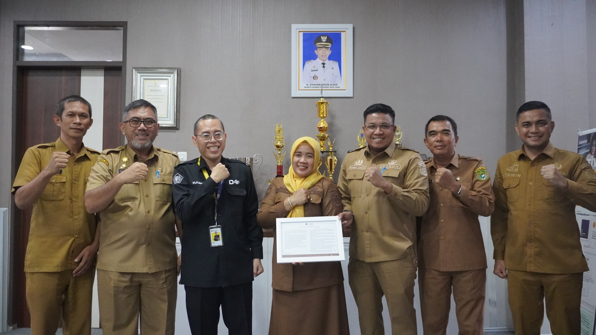 Bangun Komitmen Kepatuhan Perpajakan, Wakil Bupati Sidrap Terima Piagam ...